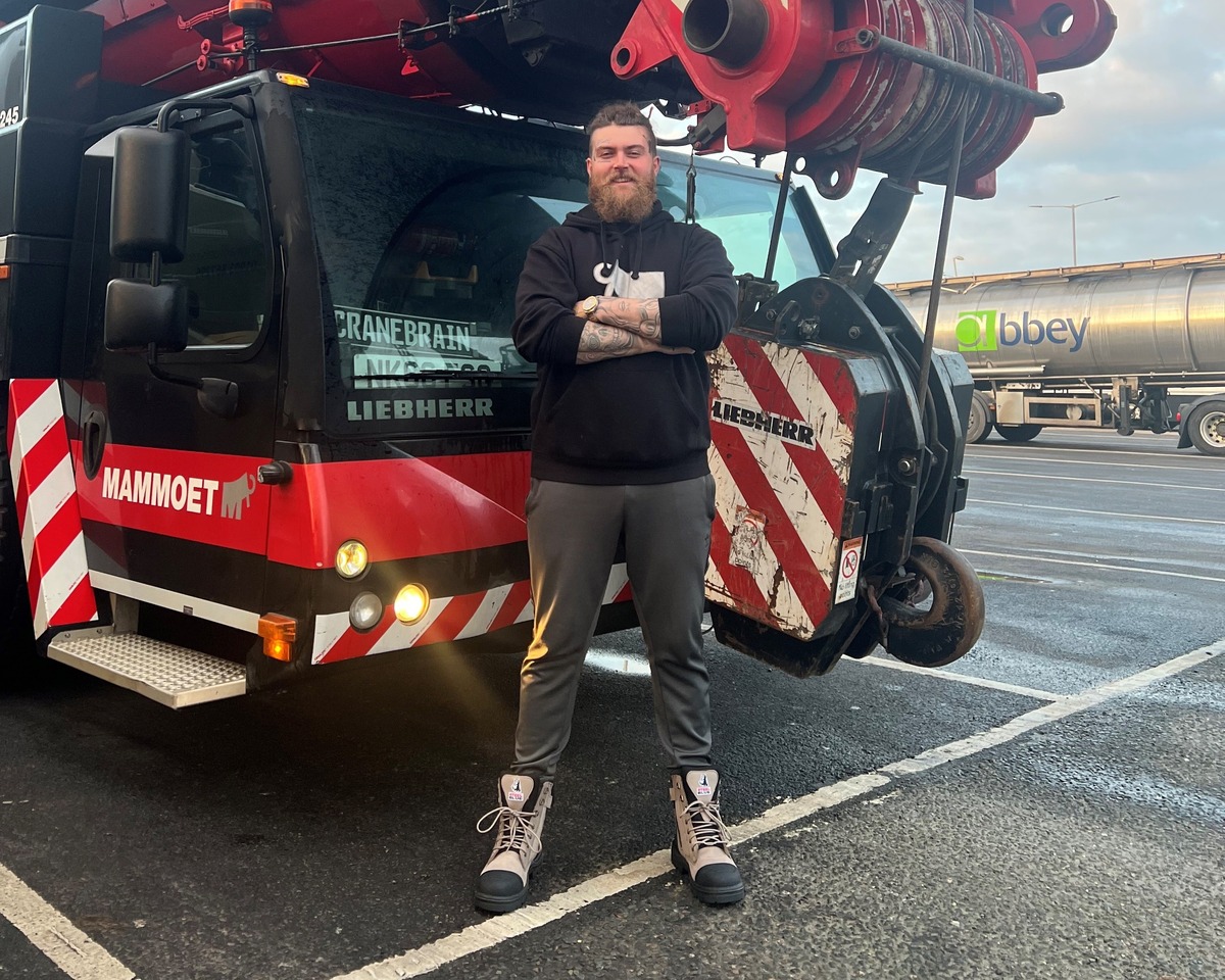 Connor gets a big lift from his incredible crane | Steel Blue Crew